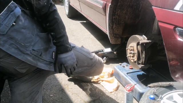 Меняем тормозные колодки на Ford Windstar 2001 года