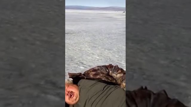 брать тебе нормально? А?я говорю нормально? нормально. чё рыбачиш?да. клюёт?ага