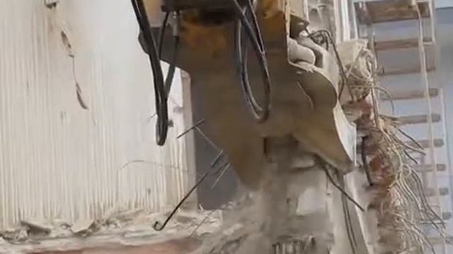 Демонтаж здания поворотными гидроножницами IRP850