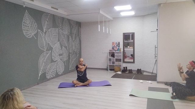 Собака мордой вниз и так по мелочам.Йога в Ногинске и Электростали для пенсионеров и начинающих.