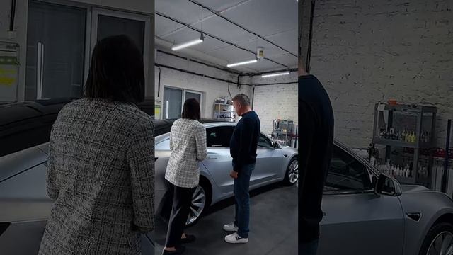 Первая реакция заказчика на Теслу в новом цвете! Это бесценно!
