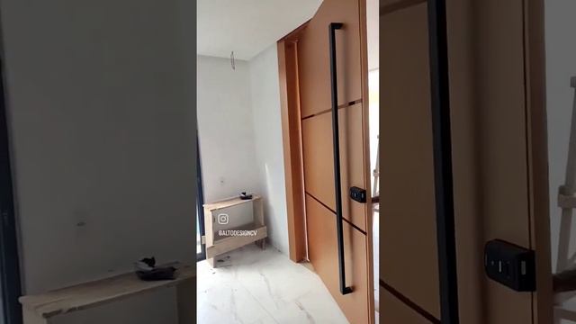 Porta em ACM Bronze Pivotante com fechadura elétrica. Informações e Orçamentos99.98803-4936