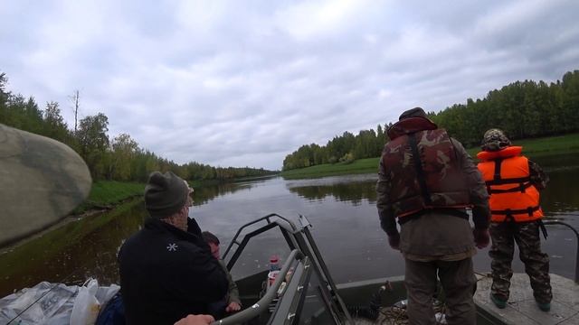 Охота и рыбалка в ХМАО - ЯНАО | С сыном на реке, настоящий водномоторник), немного шпротов в кадре))