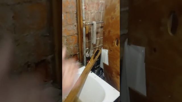 вот они горе работники.... снимал потолок и сорвал кран)))).... итог залитые квартиры .....