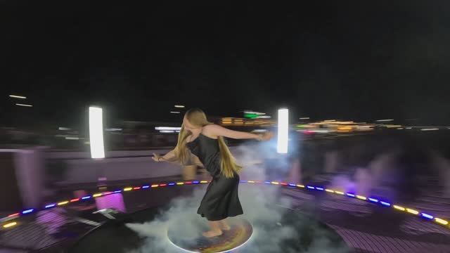 Танец дочки