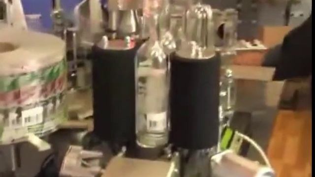 Нанесение этикетки на стеклянные бутылки при помощи этикетировочной машины ЭМ-4П МИНИ