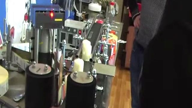 Нанесение этикеток на свечи при помощи этикетировочной машины ЭМ-4П МИНИ производства ООО Промбиофит