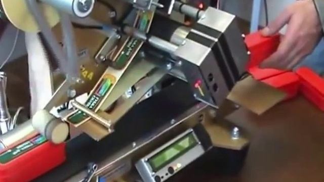 Нанесение этикетки при помощи этикетировочной машины ЭМ-4П МИНИ производства ООО Промбиофит
