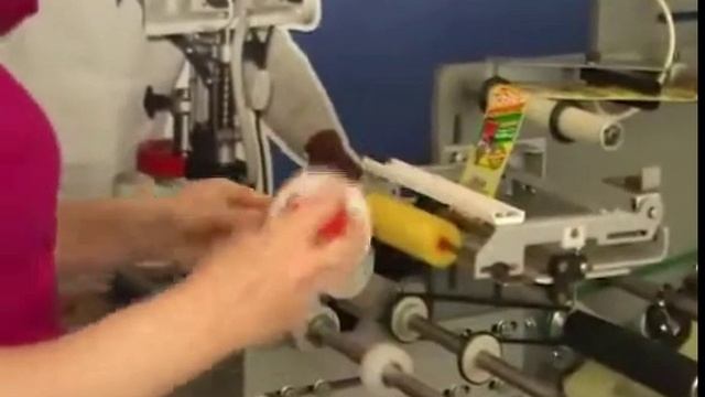 Работа этикетировочной машины ЭМ-4П МИНИ с датером производства ООО Промбиофит