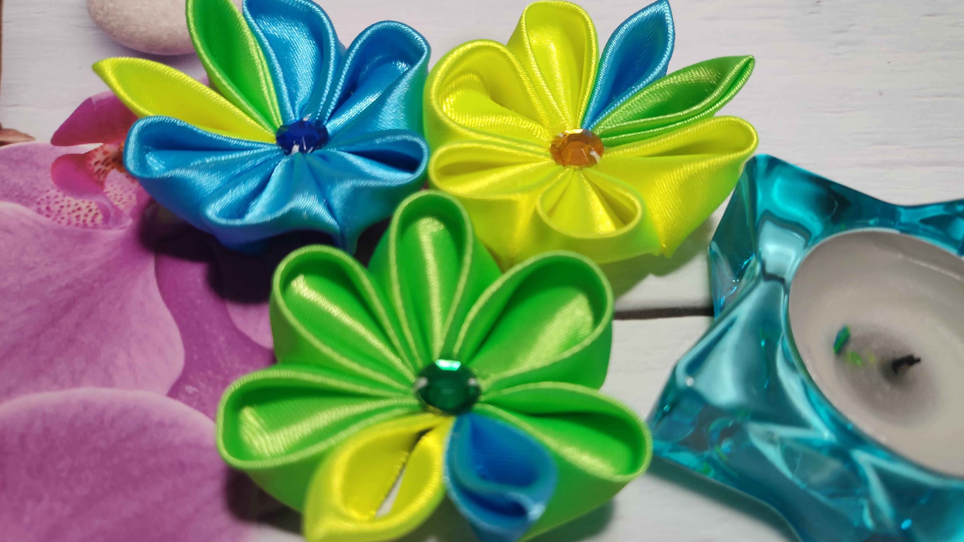 Цветок в технике канзаши для ленты в косу с бабочками. Комбинированный вид цветов.