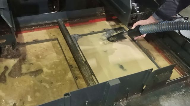 Уборка станка ЧПУ от СОЖ во время плановых ППР. Промышленный пылесос для сбора СОЖ или Масла.