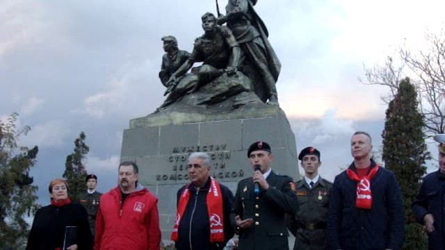 Выступает секретарь севастопольской ячейки ВЛКСМ Александр Черемёнов