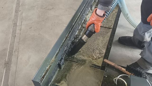 Уборка СОЖ с металлической стружкой Промышленным пылесосом Oilvac 100PUMP