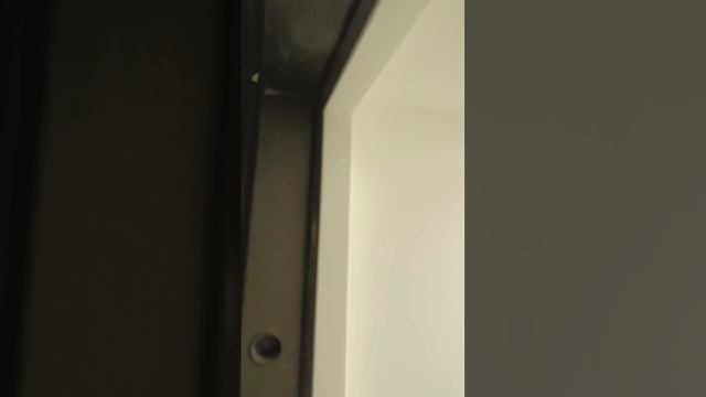 Прячем черный цвет от металлической двери