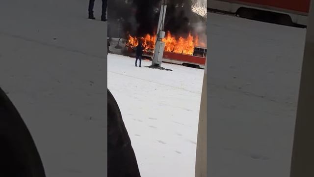 Трамвай полностью сгорел на конечной