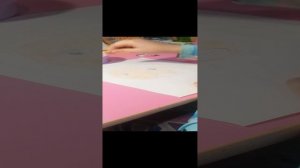 Я раскрашиваю рисунок косметикой