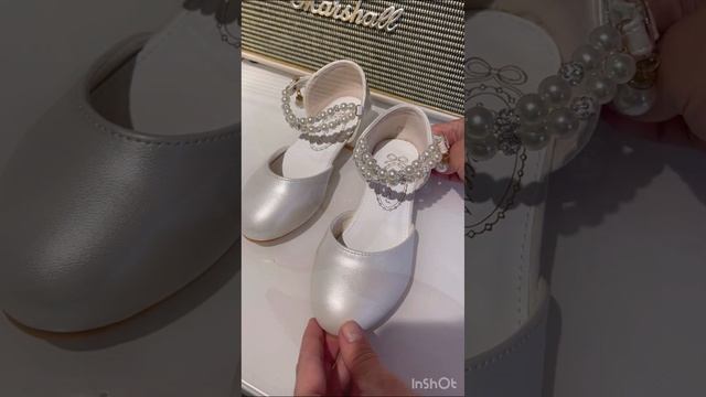 Элегантные белые туфли для девочки на каблуке