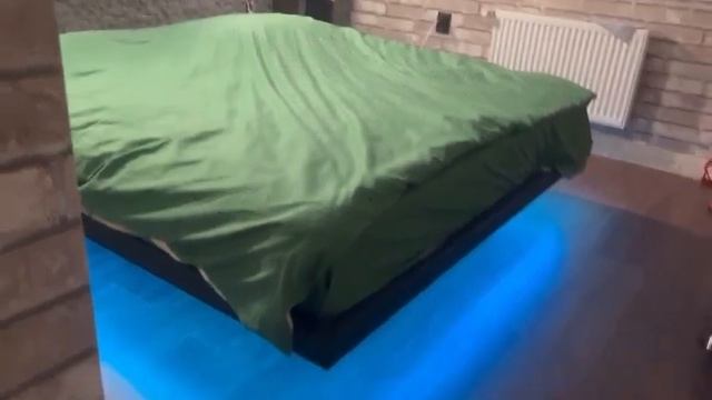 Парящая кровать с подсветкой