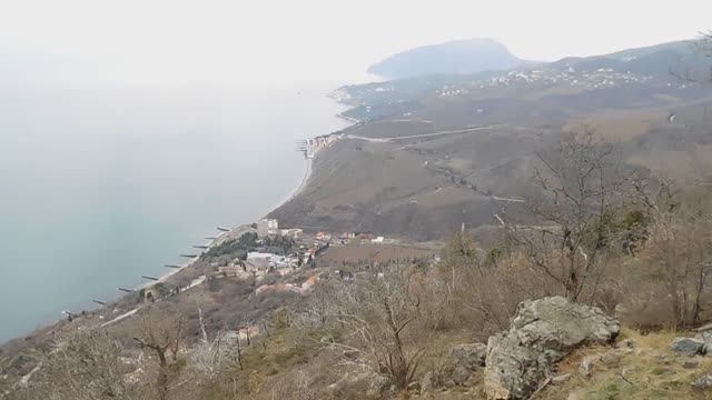 Обзор окресностей г. Алушта, Крым, виды на береговую полосу и пляжи зимой с  г. Кастель 18.12.2016
