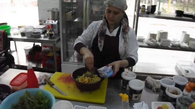 Дневная заготовка свежего салата Винегре́т для вечерних заказов гостями ресторана "Золотой Петушок"