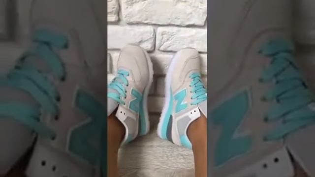 Женские кроссовки