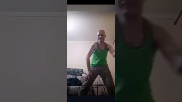 Спона потянуло на веселые танцы
