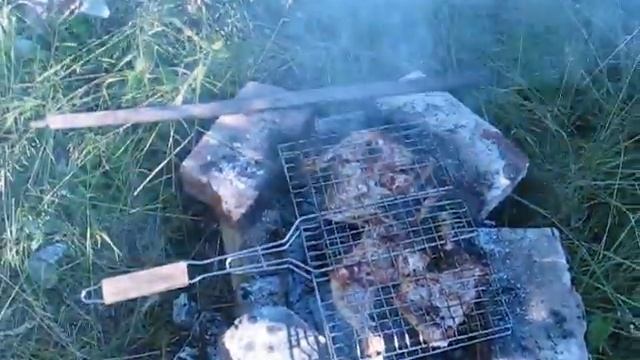 Он не повар. Но учит как вкусно приготовить шашлыки