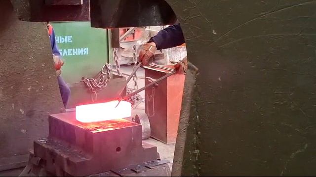 Процесс изготовления поковок из стали на молотах в компании ООО НПП "УРАЛ-ПОКОВКА" Челябинск.