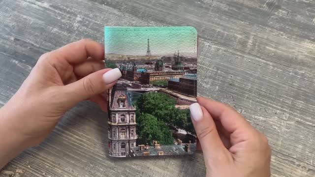 Обзор на обложку на паспорт с изображением ретро Парижа Eshemoda из натуральной кожи
