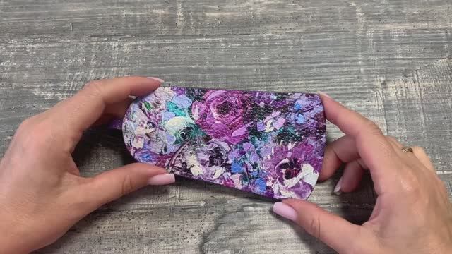 Обзор на ключницу из натуральной кожи с изображением лилового букета Eshemoda