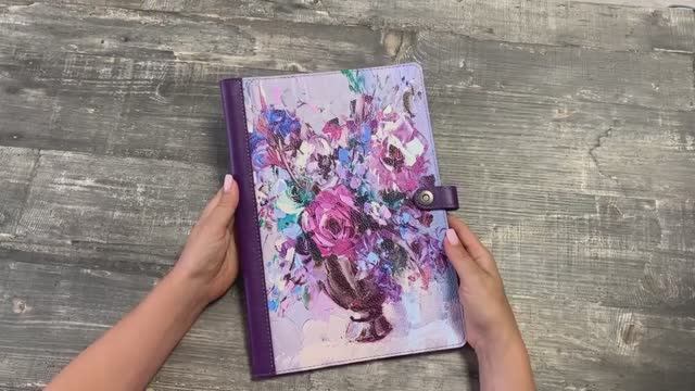 Обзор на папку для семейных документов из натуральной кожи с изображением лилового букета Eshemoda