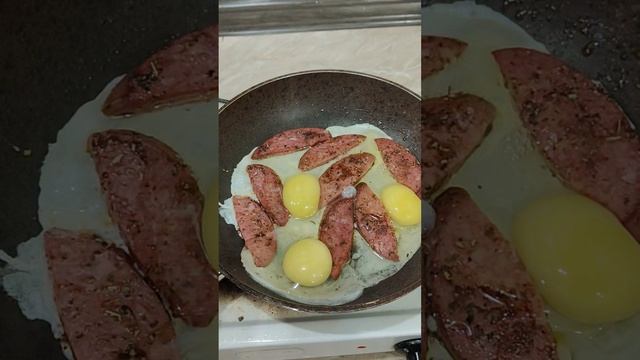 Хотел сделать обзор, но сделал яичницу. Колбаса по вкусу - 50/50. Второй раз бы не купил. #рек #еда