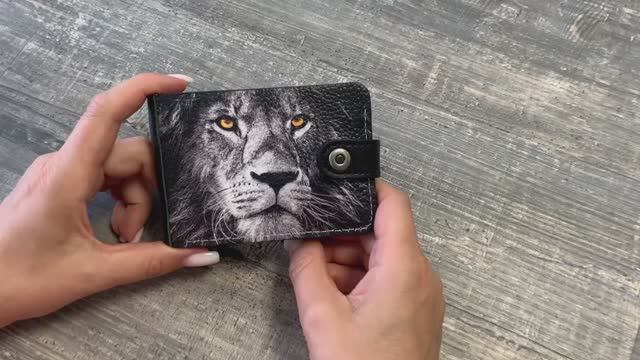 Обзор на портмоне из натуральной кожи с изображением черно-белого льва Eshemoda