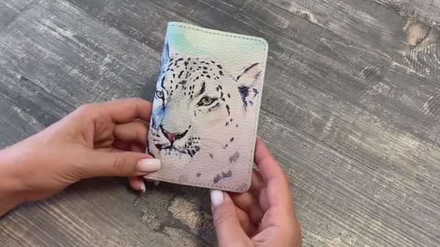 Обзор на обложку на паспорт с изображением снежного барса Eshemoda из натуральной кожи