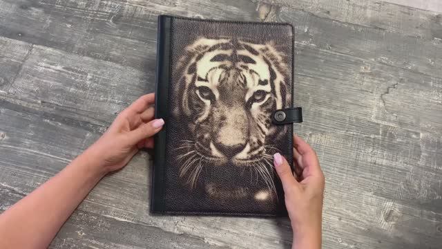 Обзор на папку для семейных документов из натуральной кожи с изображением тигра Eshemoda