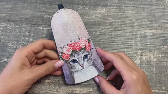 Обзор на ключницу из натуральной кожи с изображением кошка с венком роз Eshemoda