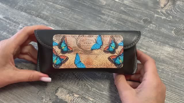 Обзор на футляр для очков из натуральной кожи с изображением голубых бабочек Eshemoda