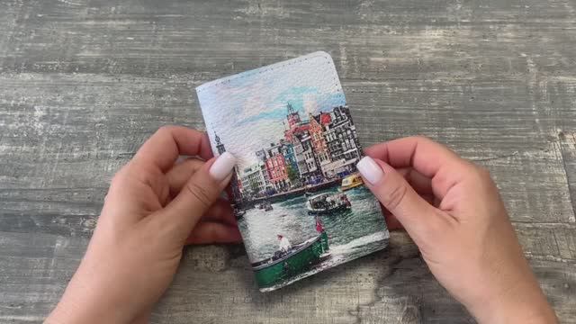 Обзор на обложку на паспорт с изображением разноцветного Амстердама Eshemoda из натуральной кожи