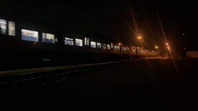 Ночной поезд «Ласточка» сообщением Москва - Минск в свете фонарей станции «Степянка»