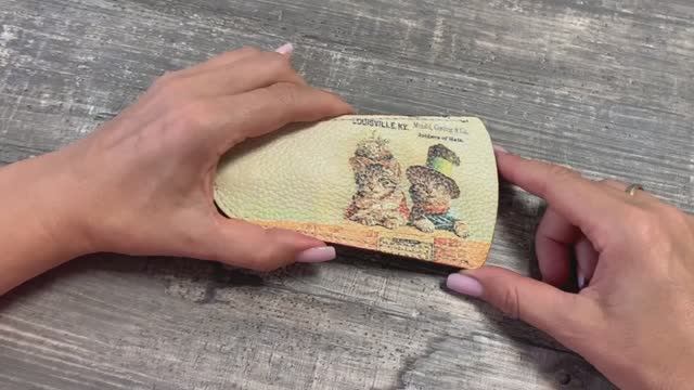 Обзор на ключницу из натуральной кожи с изображением котов в стиле ретро Eshemoda