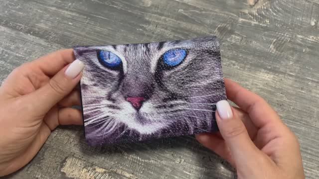 Серый полосатый котик с большими глазами на кожаной обложке - идея для подарка любителю котиков.