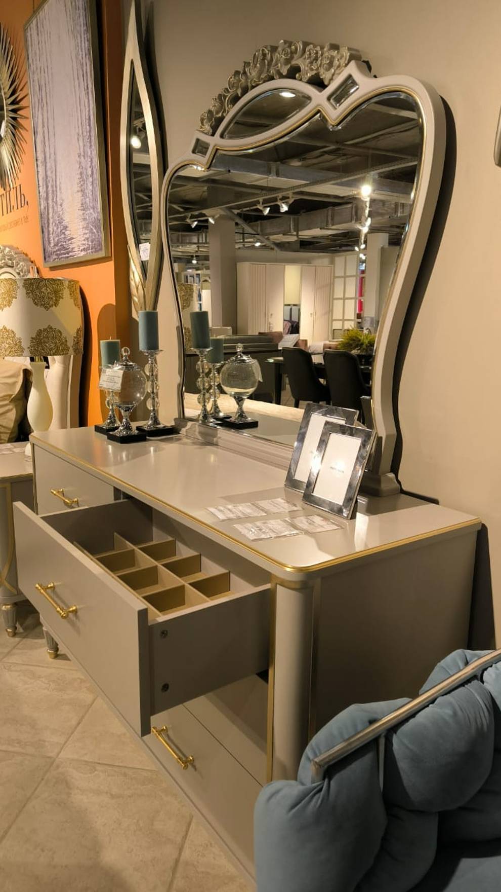 Туалетный стол с зеркалом Paolina классика для интерьера спальни