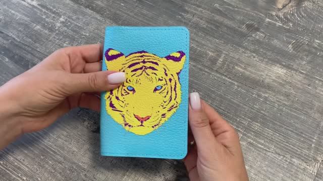 Обзор на обложку на паспорт с изображением тигра Eshemoda из натуральной кожи