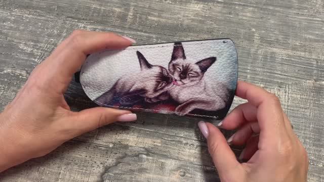 Обзор на ключницу из натуральной кожи с изображением любящих котиков Eshemoda