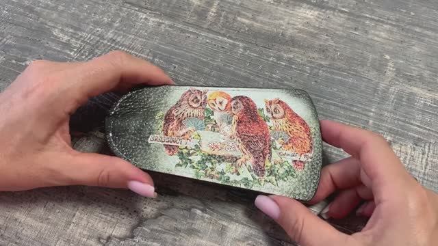 Обзор на ключницу из натуральной кожи с изображением сов играющих в покер Eshemoda
