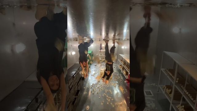 Когда деньги сыплются с…потолка в 📍Smile park на ВДНХ #вднх #интересныеместамосквы #москва