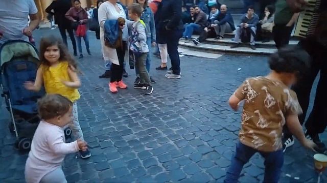 РИМ. "КАТЮША" У ПАНТЕОНА