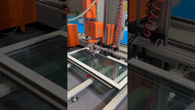 Вклейка стеклопакета на заводе в Китае