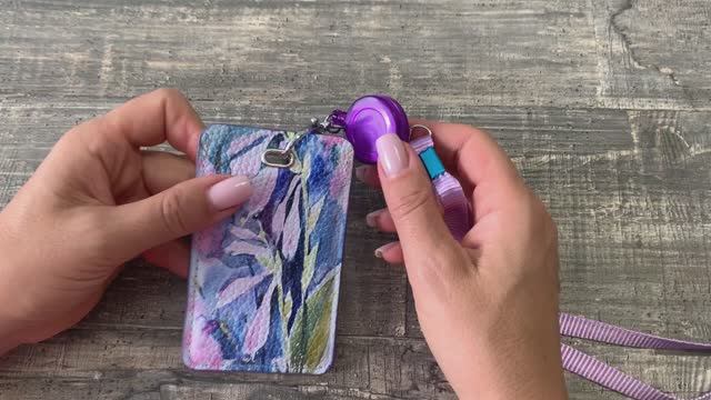 Лавандовый кожаный аксессуар для бейджа, магнитной карты, пропуска, Eshemoda   "Дивный сад”