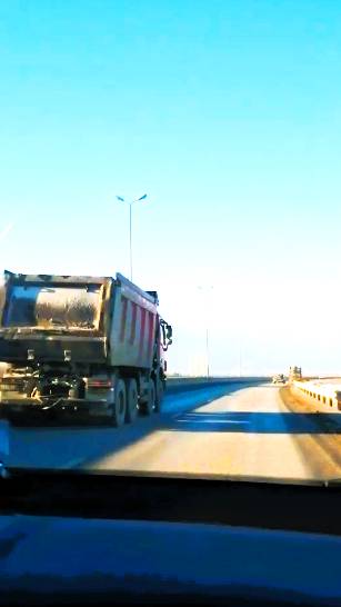 Трасса. Большегрузам, тормоза придумали трусы.